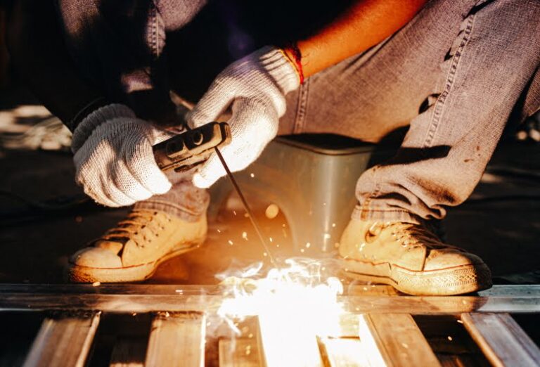 Cover Sepatu Welding: Perlindungan Optimal untuk Keamanan Kerja - Griya ...