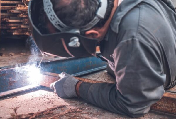 Sepatu Anti Percikan Api: Perlindungan Maksimal untuk Pekerja ...