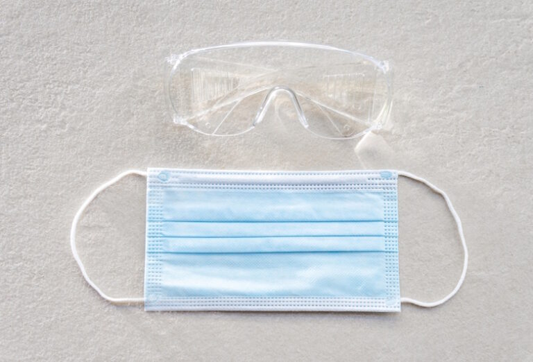 Cara Menggunakan dan Merawat Masker Medis dengan Benar - Griya Safety